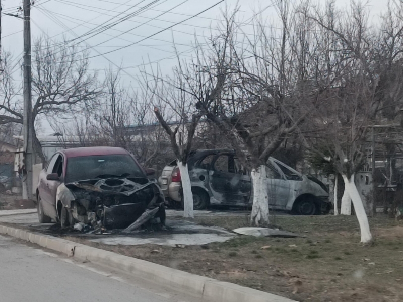 Само в Bulnews Първи СНИМКИ от среднощния палеж на две коли в Козлодуй