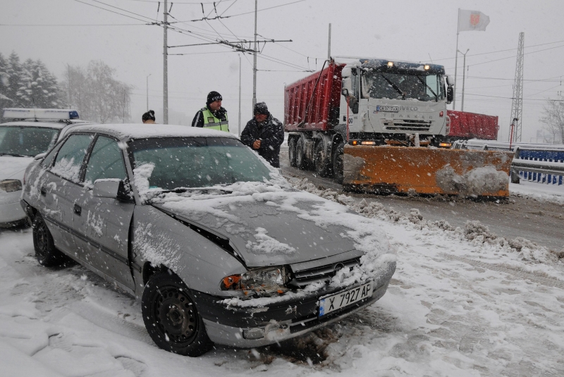 Кола се удари в мантинелата на Хемус има пострадала жена