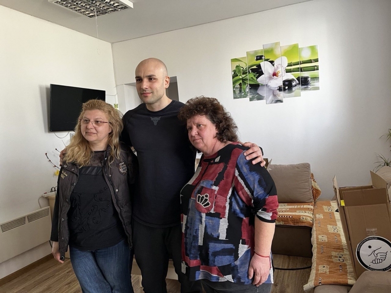 Добро дело Сдружение „Благотворни приятели“ дари компютри на деца от