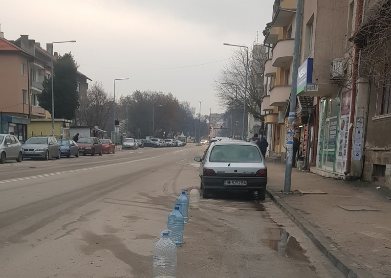 Смях в мрежата Изобретателен видинчанин си пази паркомясто с туби за вода