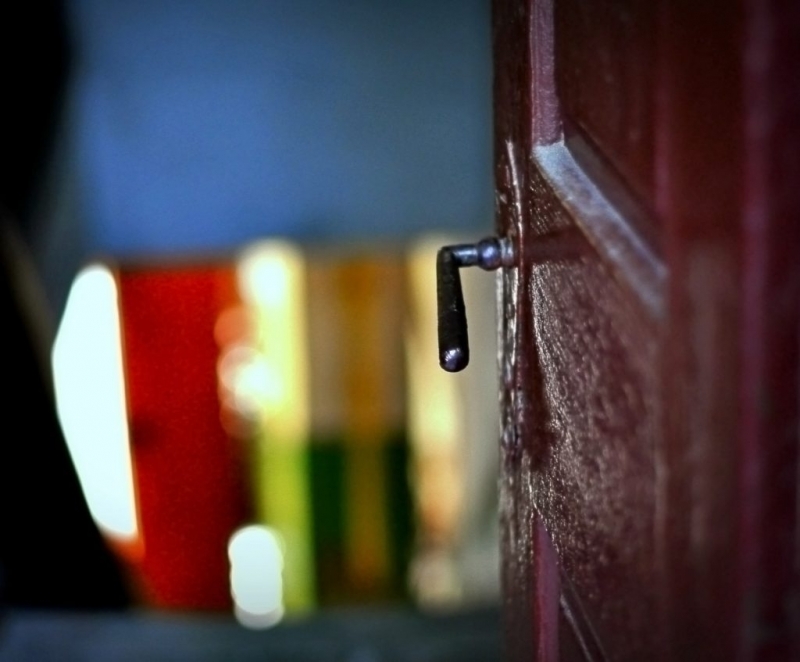 Полицаи издирват бандит потрошил вратата на апартамента на дядо в Монтана