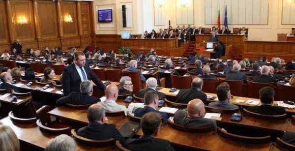 Парламентът гласува вота на недоверие към правителството