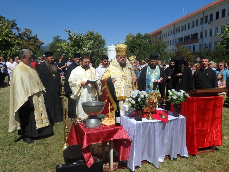 Митрополит Григорий положи основния камък на нов храм във Враца