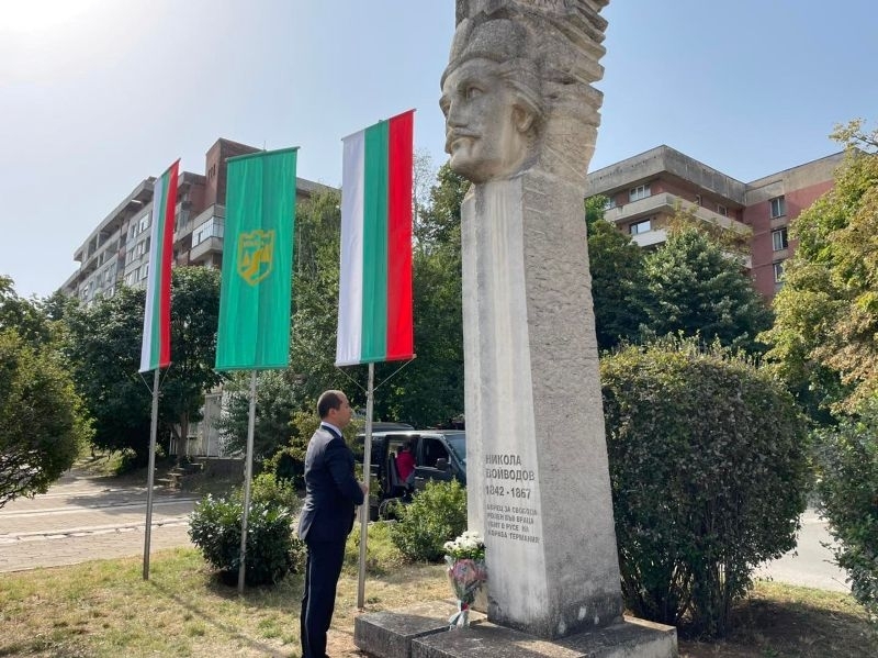 Отдаваме почит пред живота и делото на Никола Войводов снимки