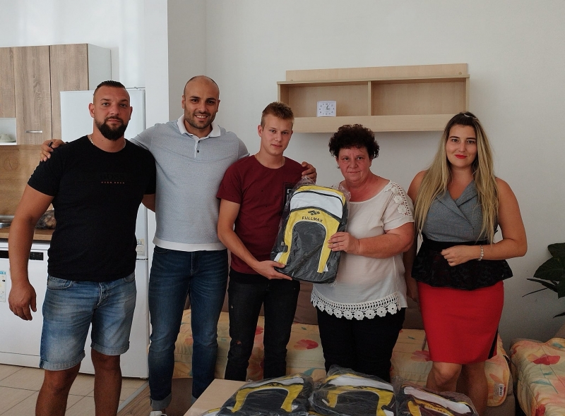 Членове на МГЕРБ Враца зарадваха децата от Центъра за настаняване от
