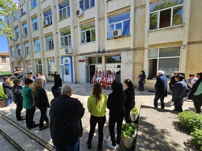 Лазарки от Крушовица посетиха Община Мизия снимки