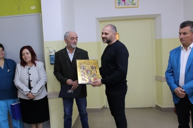 Тържествено отбелязаха Бабинден в МБАЛ Бяла Слатина снимки