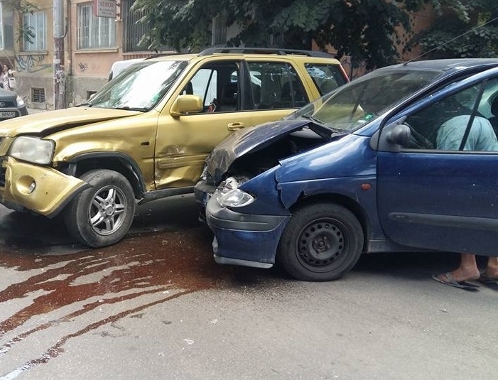 Самоубиец Мъртво пиян шофьор се натресе в паркирана кола