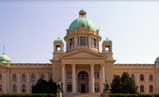 Мъж заплаши да се взриви пред парламента в Белград