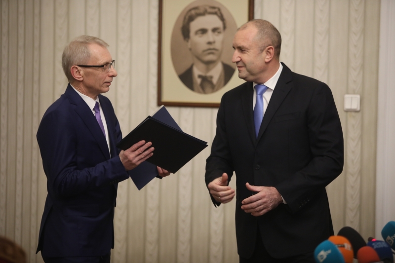 Румен Радев връчи втория мандат за съставяне на правителство на акад
