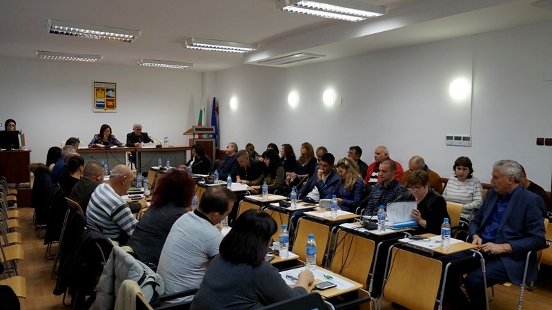 Общинският съвет в Мездра започна работа избра новия шеф на болницата снимки