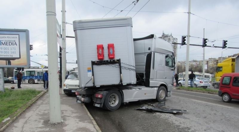 Тираджия от София катастрофира във Враца и избяга