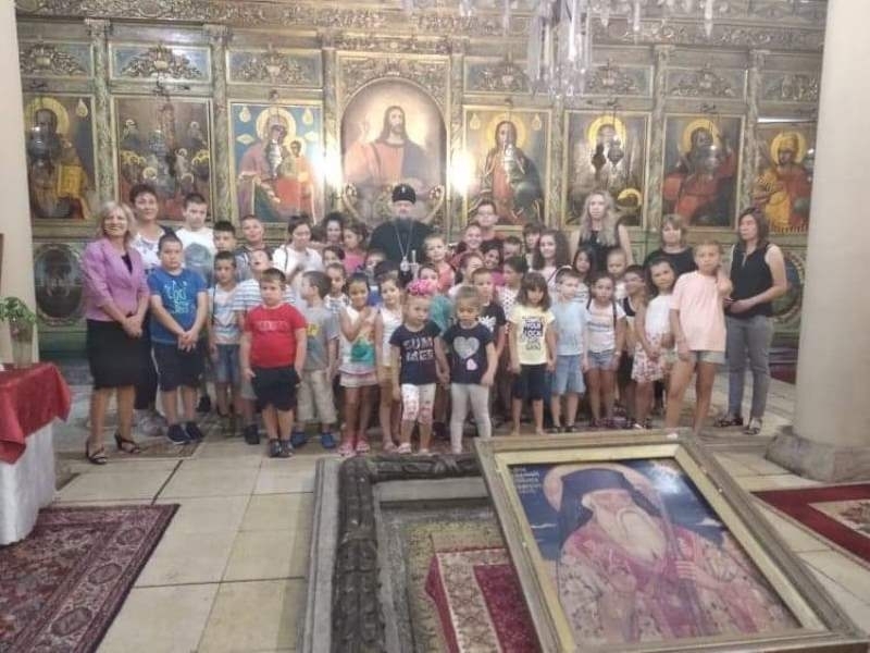 Митрополит Григорий посрещна в храм "Св. Софроний Врачански" децата от ...
