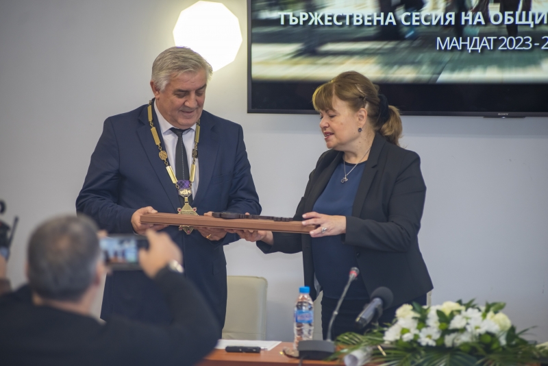 Новоизбраните кметове и общински съветници в община Мездра положиха клетва снимки