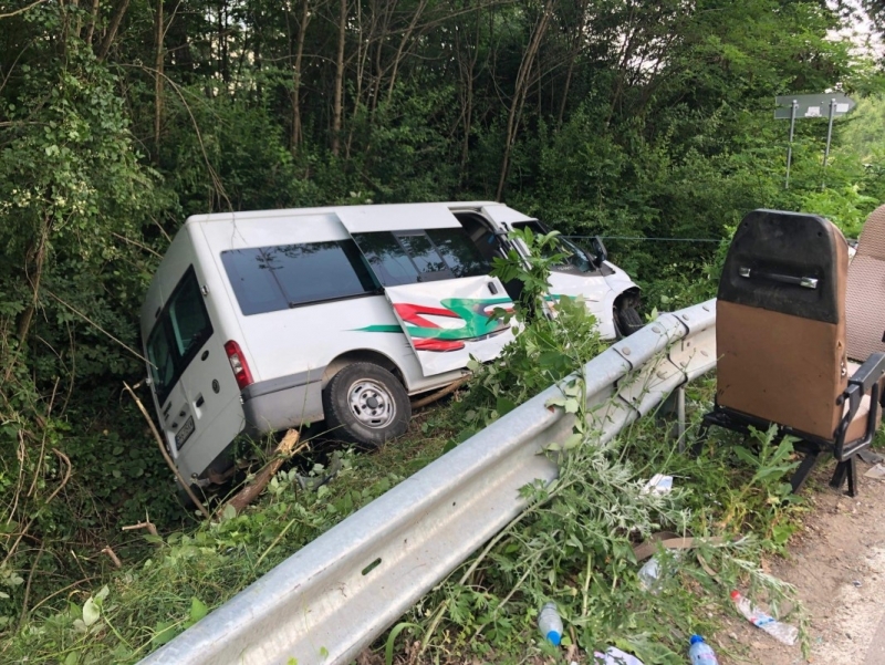 Инцидент на пътя Шофьор катастрофира с буса си в Монтанско