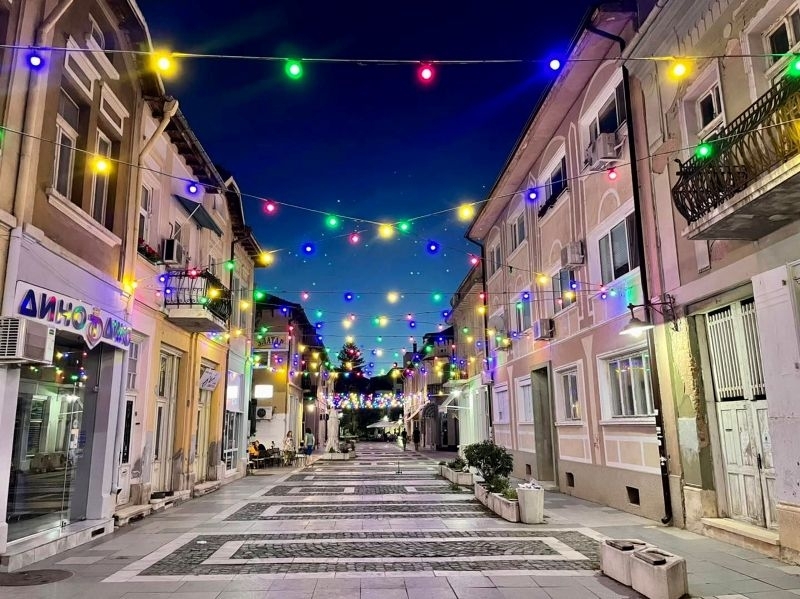 Община Враца радва врачани за пореден път разноцветна завеса от