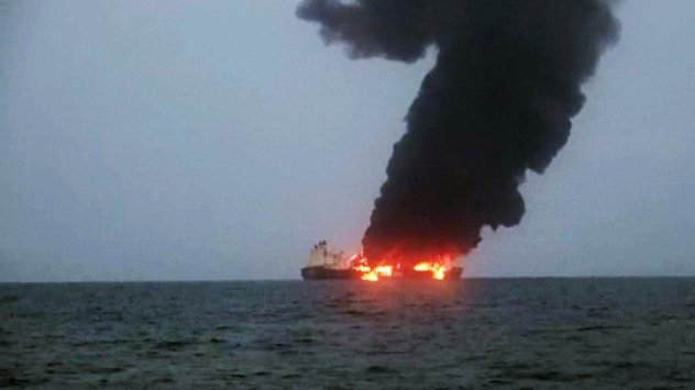 Горящ петролен танкер в Червено море може да доведе до екологична