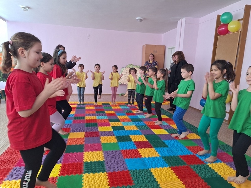 ДГ Незабравка в Бяла Слатина бе домакин на среща и конкурс по танци