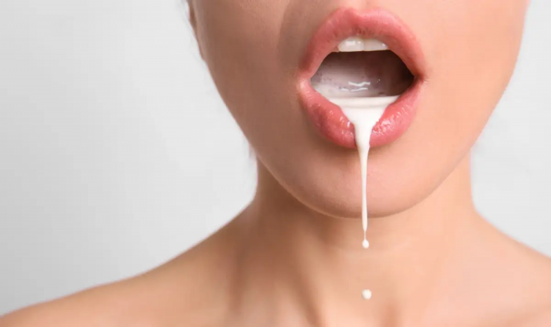 Митовете за плюенето след орален секс и няколко факта за вкуса на спермата