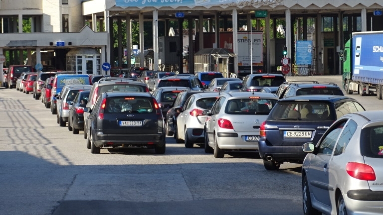 Трафикът временно е затруднен на ГКПП Кулата Промахон