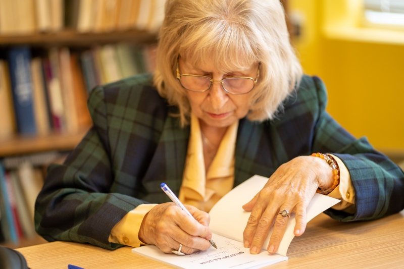 Премиера на най новата стихосбирка на Дарина Цветкова се състоя в Мездра снимки