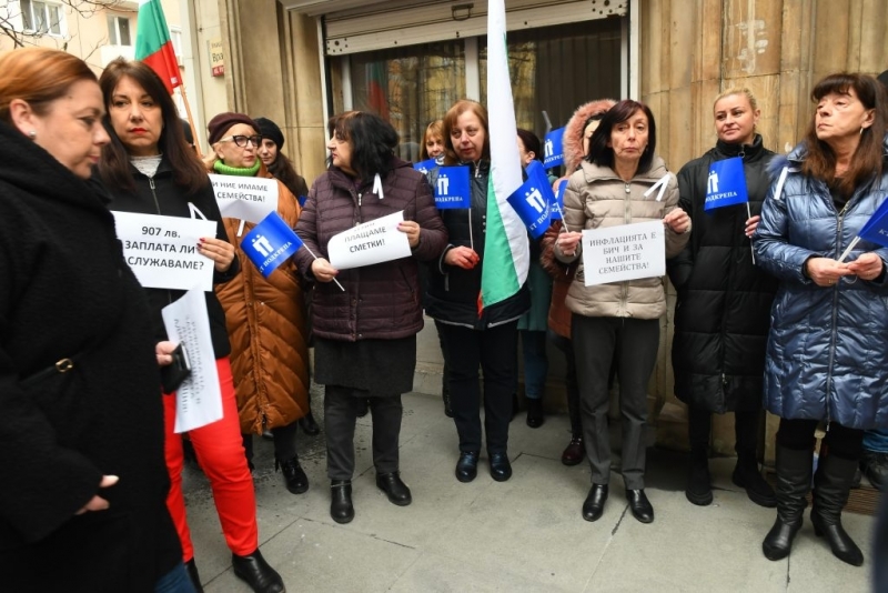 Служители на КЗП излязоха на протест снимки