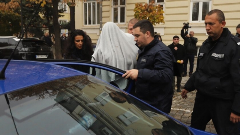 Двама от задържаните за детска порнография остават в ареста