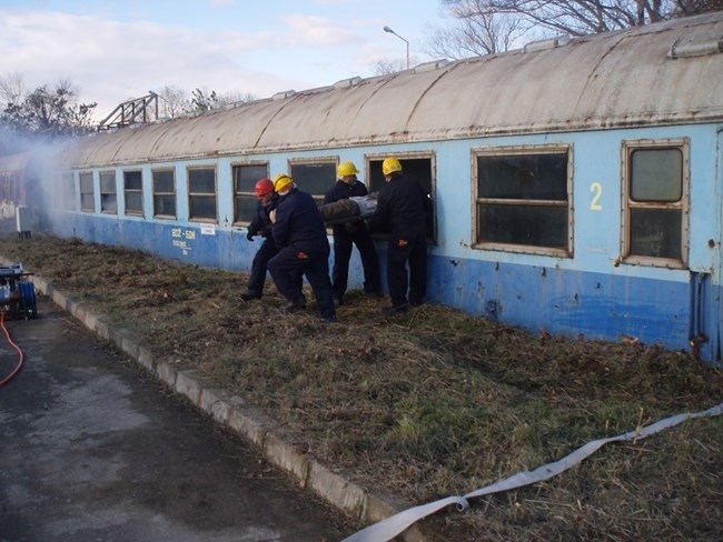 Обучават доброволци по пожарна безопасност и защита на населението в