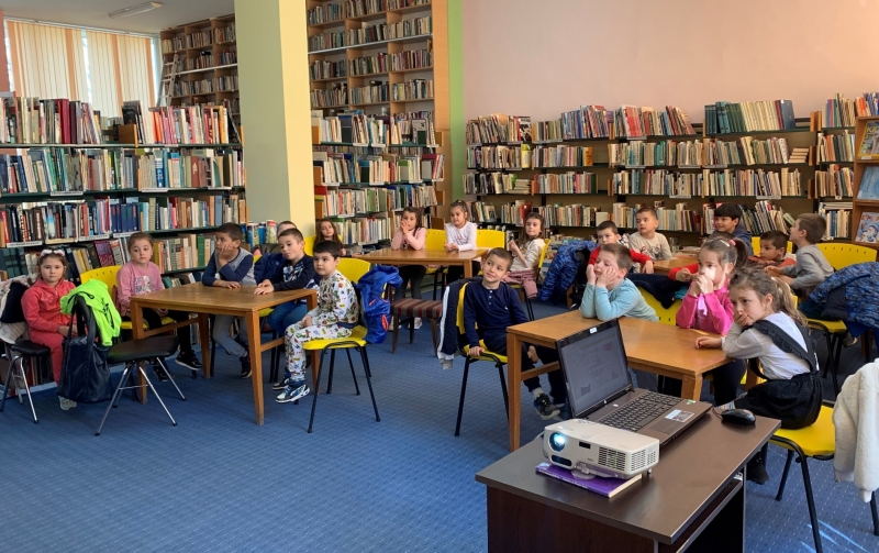 Малчугани посетиха монтанската библиотека /снимки/
