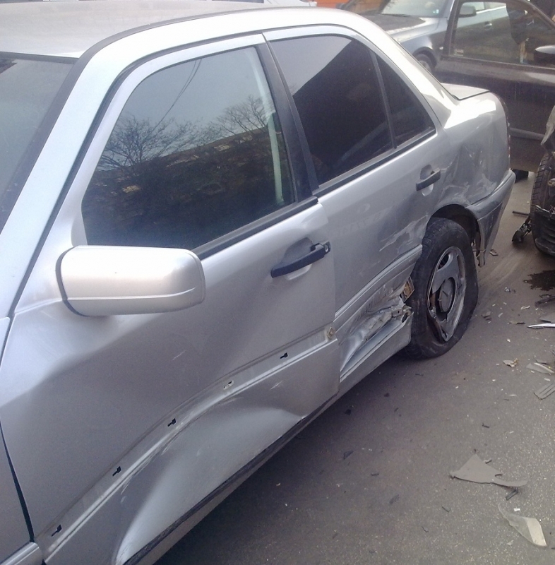 Дядка разбойник изкриви вратите на кола във Враца