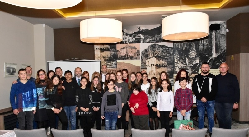 Връчиха стипендии на талантливи деца от Враца снимки