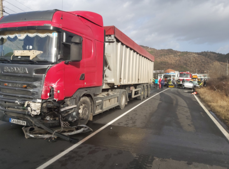 Жена загина при тежка катастрофа между ТИР и кола край Благоевград снимки