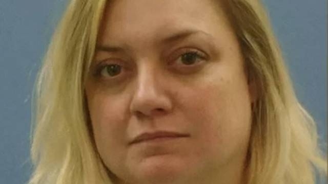 Учителка снимала секс видео със свой ученик, той я издаде на полицията