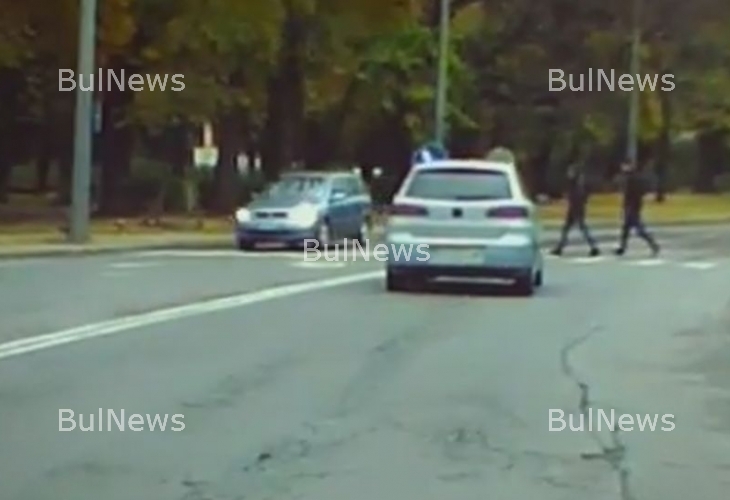 Пълен абсурд Шофьор опитва да блъсне момчета на пешеходна пътека видео