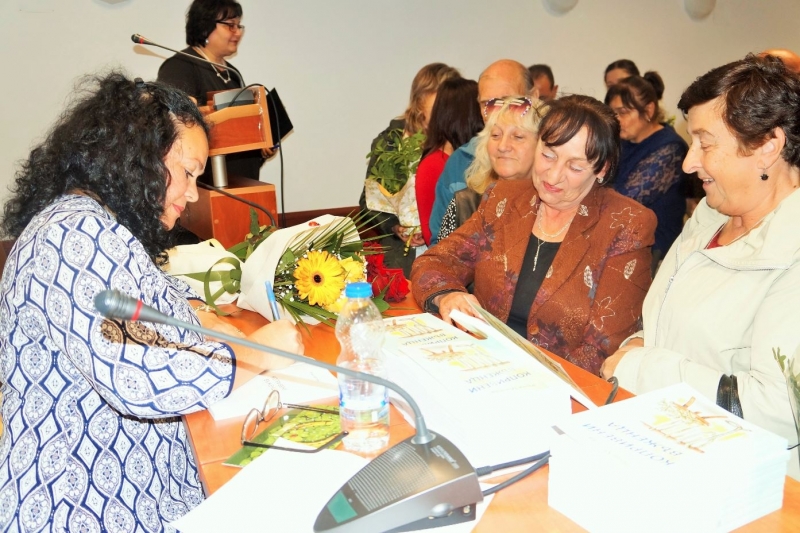 Премиера на най новата поетична книга на Рени Митева „Копривени въженца“ се състоя в Мездра снимки