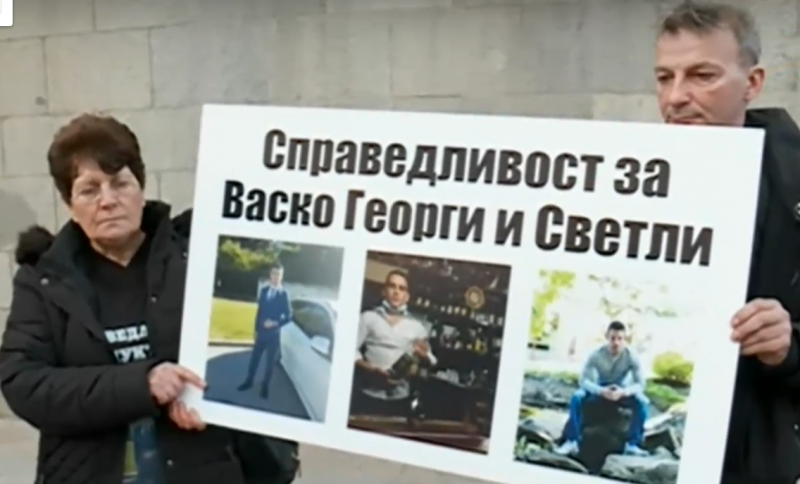 Родители на загинали деца в катастрофи излизат на протест пред парламента снимки видео