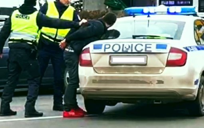 След проверка Разярен шофьор скочи на полицаи във Враца задържаха го
