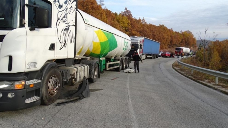Кола се удари в цистерна с газ край Благоевград снимки