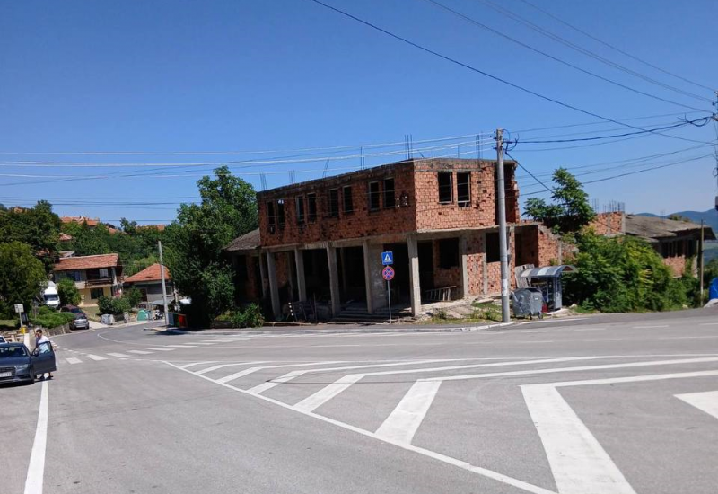 Сграда на Андрей Новаков в Челопек се руши кметът си трае снимки