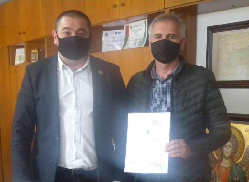 Директорът на полицията в Монтана връчи благодарствено писмо на автоинструктор от града