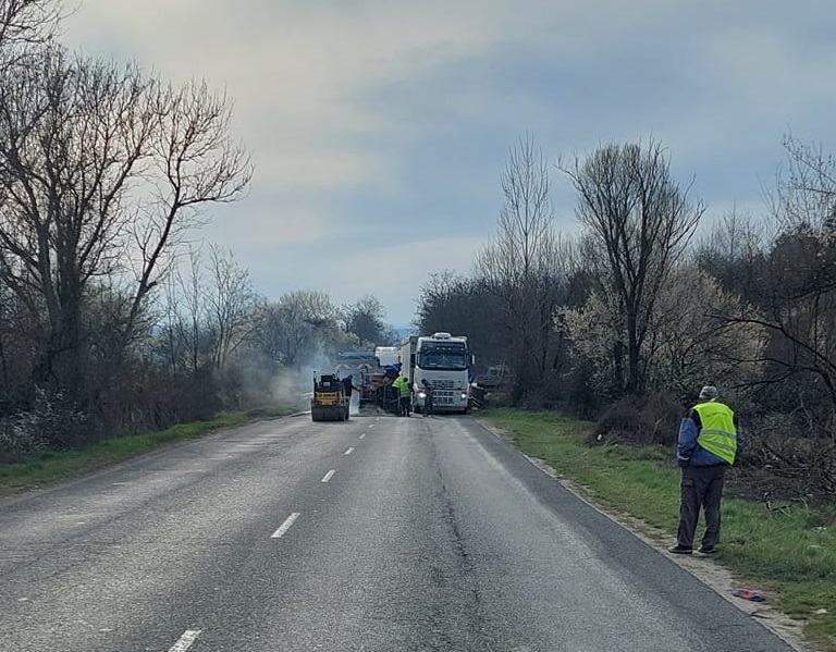 Внимание шофьори Кърпят дупки по Е 79 между Мездра и Ботевград задръстването е голямо