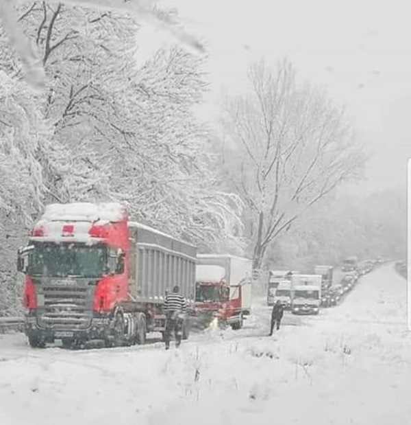 Спряха ТИР овете между Ботевград и Враца заради снега