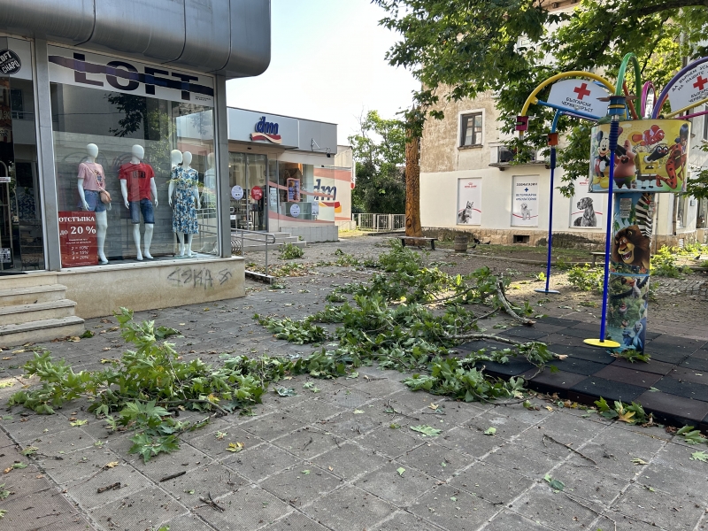 След мъчителните жеги Силни бури удариха Северозапада много населени