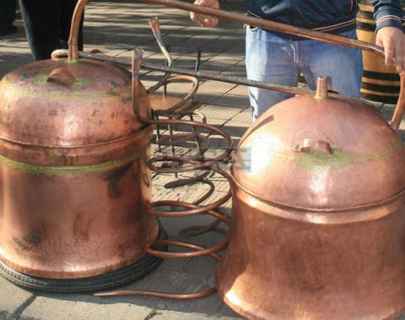 Спипаха двама в момент на нелегално варене на ракия в Монтанско