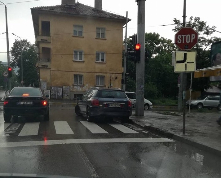 Може ли да се паркира на светофар върху пешеходна пътека на