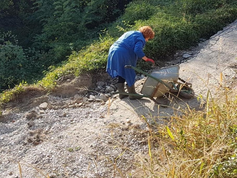 Докъде се докарахме Баба сама ремонтира пътя до дома си