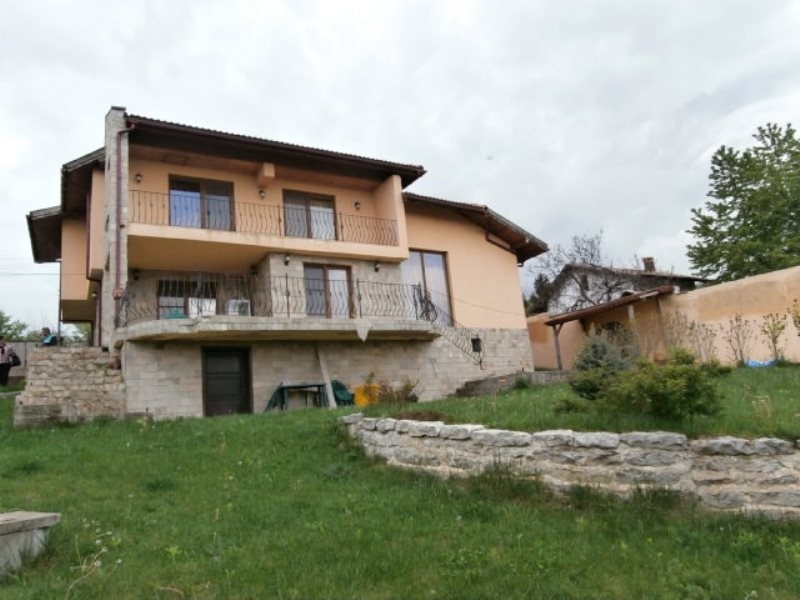 Частен съдебен изпълнител сложи на тезгяха вила във Видинско снимки