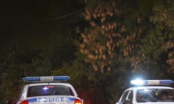 Пиян мъж нападна полицаи опитвали да вземат невръстното му дете