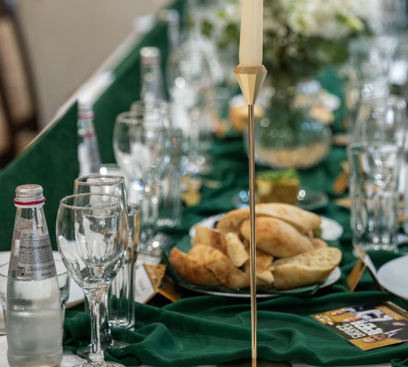 Мартин Харизанов и Братя Готвачи организираха във Враца бизнес вечеря в помощ на болно дете снимки