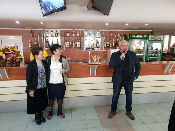 Кметът на Вършец подари цветя на дами от пенсионерски клуб снимки
